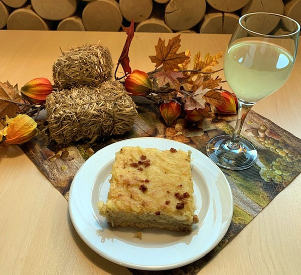 Zum Herbstanfang Zwiebelkuchen und Federweißer - Wohnen am Kurhaus